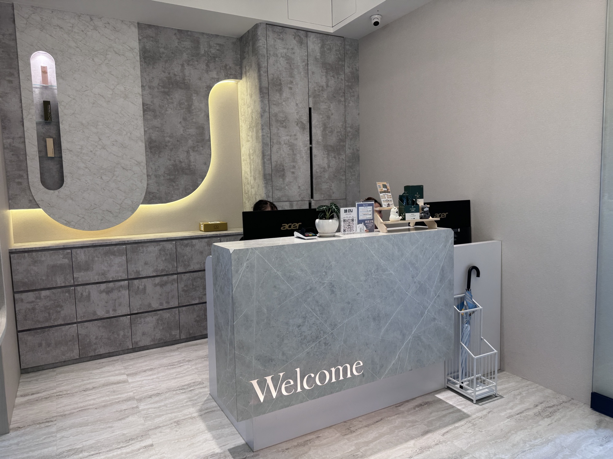 Dcard網友大推：DR CYJ髮胜肽健髮中心。髮稀疏救星，8週有感改善！頭皮水飛梭深度清潔頭皮，讓你體驗至高無上的放鬆感覺 - 秘密女孩 Viki